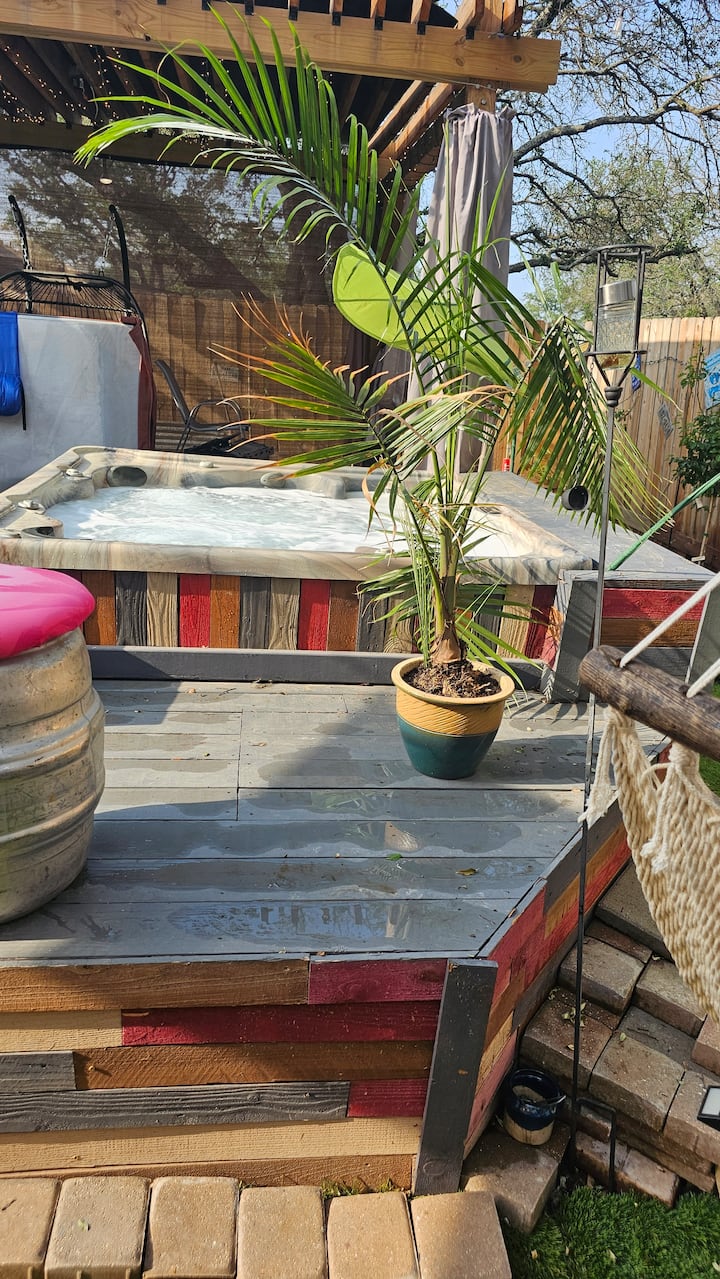 Hot Tub, Fire Pit, Game Room, Austin, Lake Travis! - Leander, TX