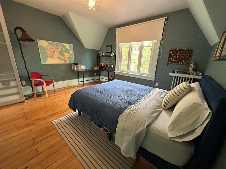 West Room W Queen Bed: Eddie Sargent House - Owen Sound