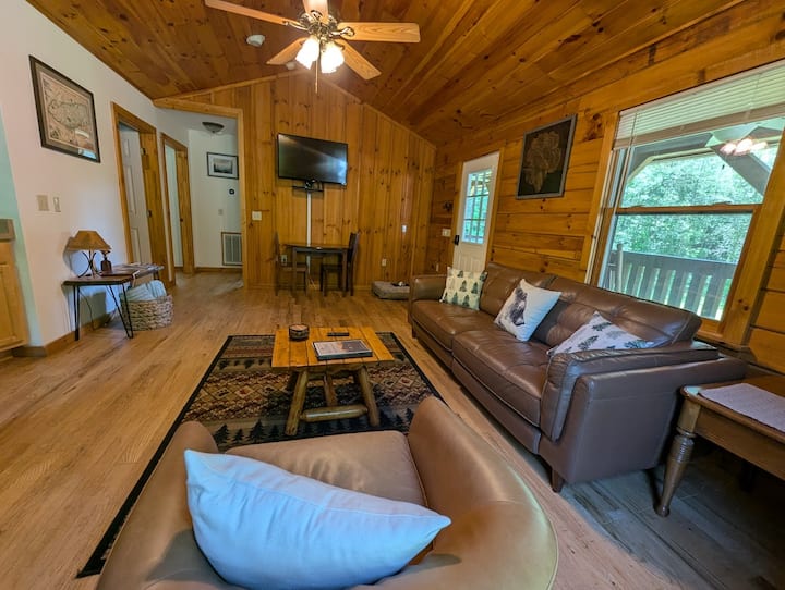 Cozy Cabin - Hot Tub | Near Casino | Dog Friendly - Sylva, NC