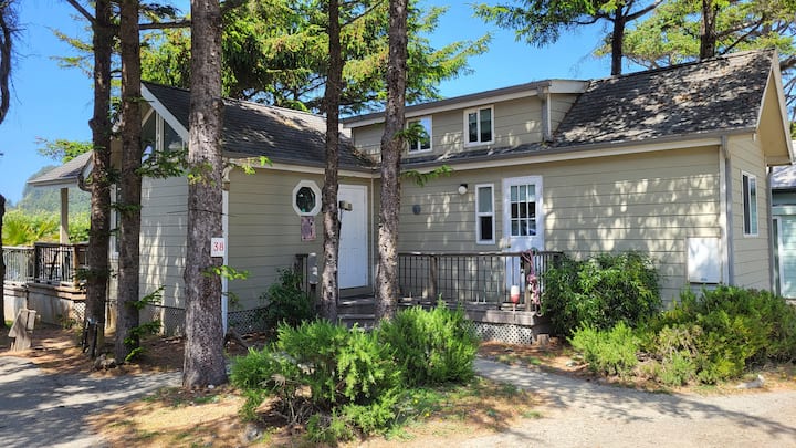 Mermaid Cottage With Hot Tub (Cottage 38) - Gold Beach