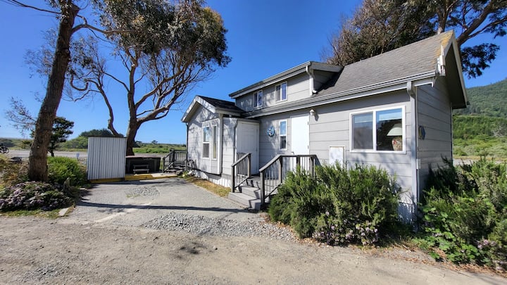Creekview Cottage With Hot Tub (Cottage 51) - Gold Beach, OR