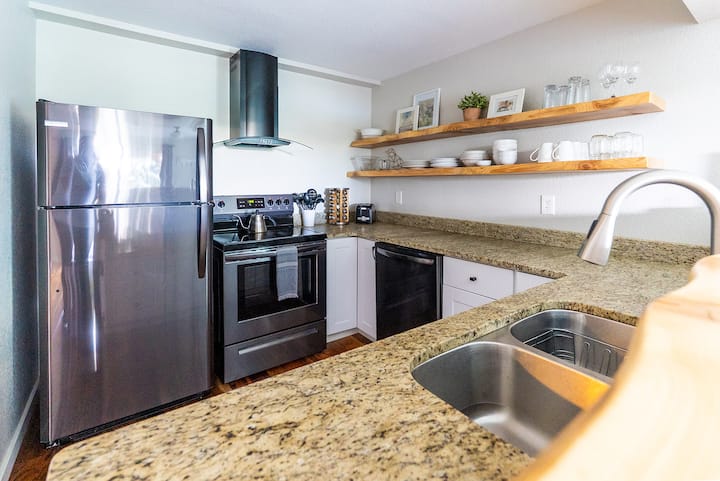 Two Bedrooms Plus Full Kitchen—steps To City Park! - Colorado Springs, CO