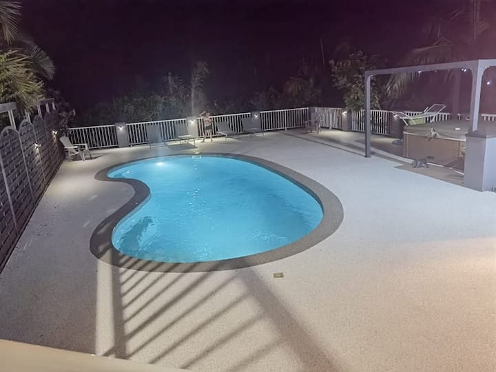 Villa De Standing Idéalement Située à Petit-ile - Saint-Pierre