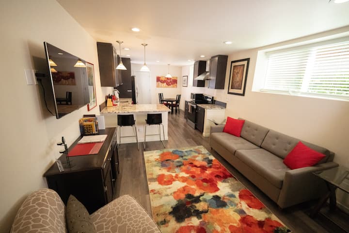 Luxury Apt On Queen Anne's Desirable South Slope - Seattle, WA