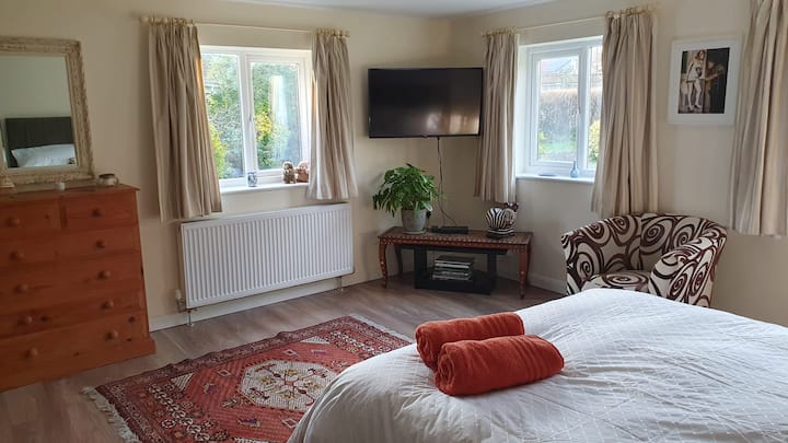 Stunning S/c Ensuite Studio And Kitchen In Annexe - Redhill