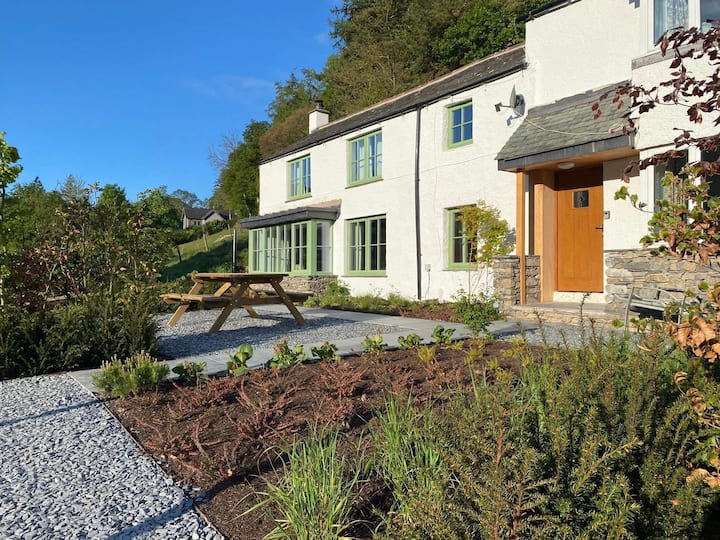 The Farm House Rowling End Sleeps 6 + 2 Children - Borrowdale