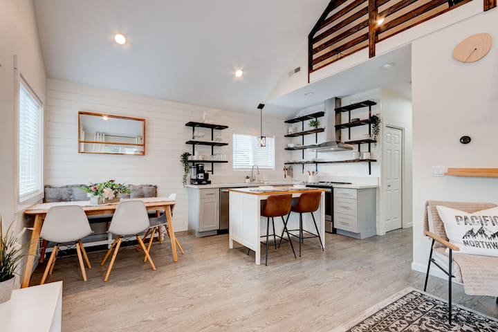 In The Heart Of Town! Arcade. King Bed. Hot Tub. - Vancouver, WA