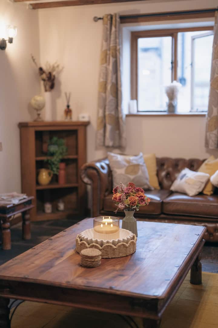 The Shippon Barn | Dog Friendly, Hot Tub & Pool - Wirral