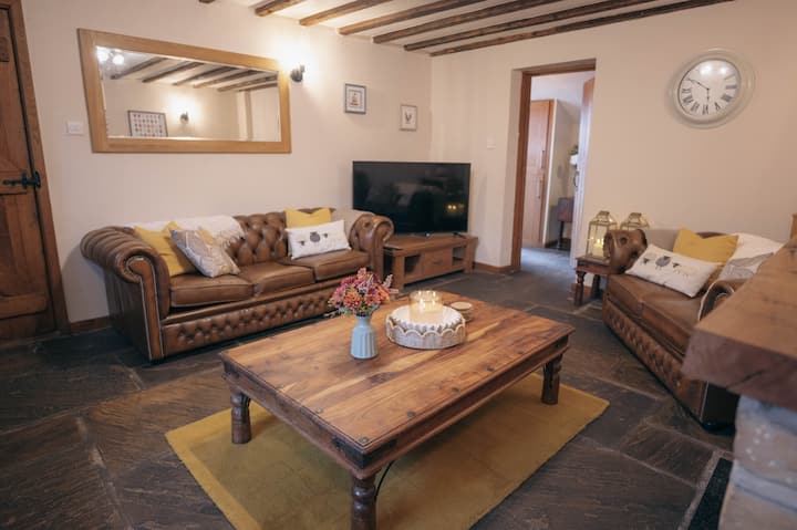 The Shippon Barn | Dog Friendly, Hot Tub & Pool - Wirral