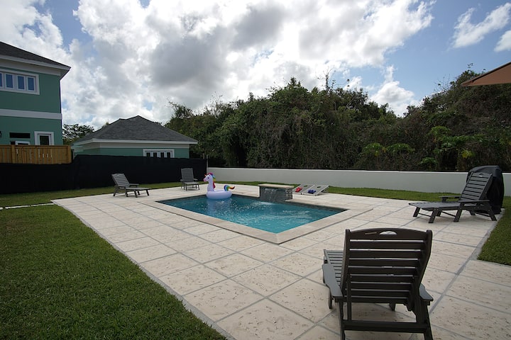 Gated, Serene 2br Townhome | Pool | Jetted Tub - 拿騷