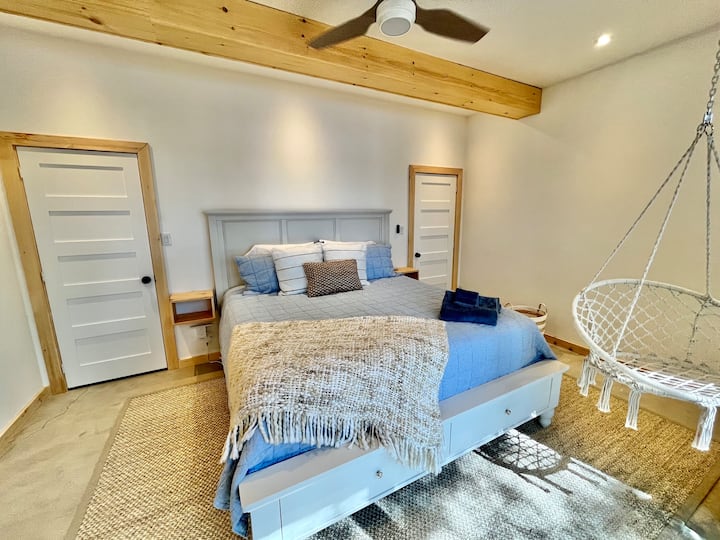 Waterfront Retreat With Sunset Views & Sandy Beach - Muskoka