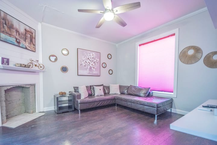 Comfy Indy Downtown Cottage (Long-term Promos) - Indianapolis, IN