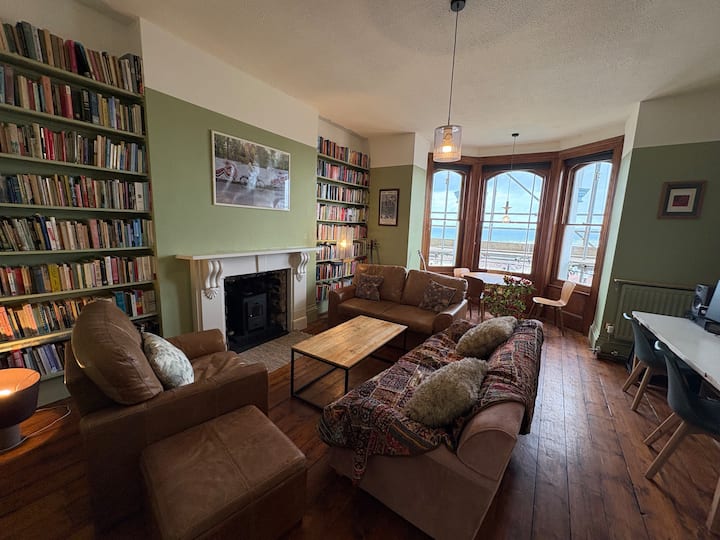 Stylish Flat, Ideal For Writers - デボン