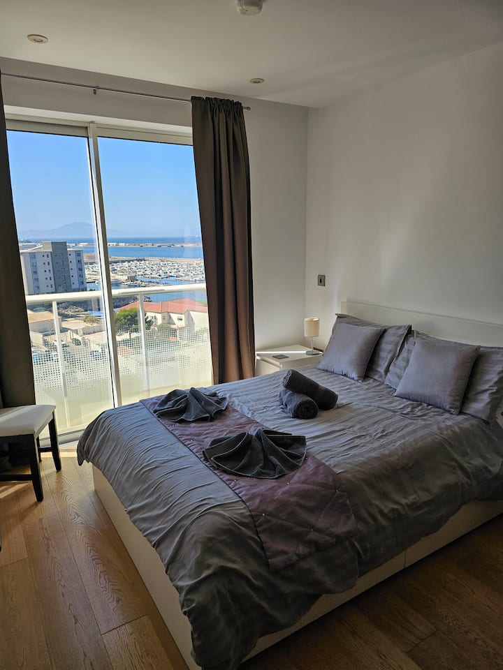 Modern Apartment In Superb Location - Algeciras