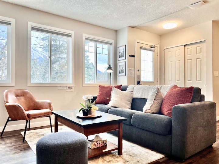 Mt. View/8 Ppl /Hottub/aircon/ 1km To Banff/bbq - Banff, AB, Canada