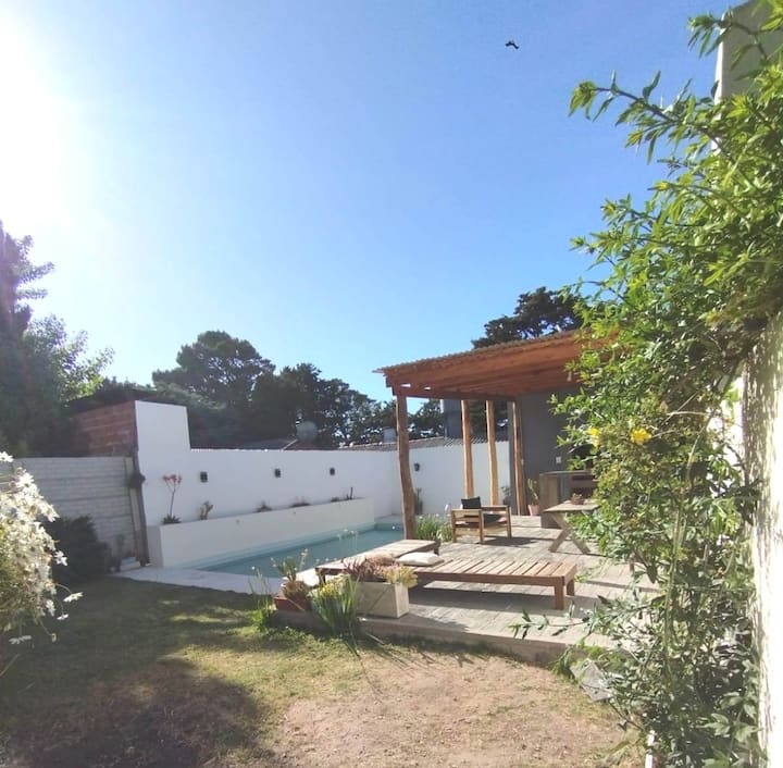 Dunas Del Faro, Alojamiento Con Galería Y Piscina - Necochea