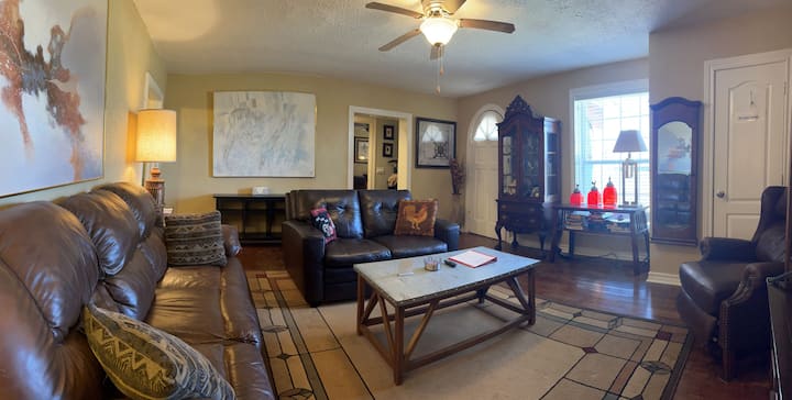 Red Rooster House - King Bed  Centrally Located - San Angelo, TX