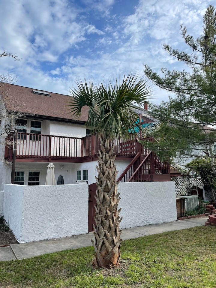 Luxury Townhouse 2br2ba-2 Blocks  From The  Beach