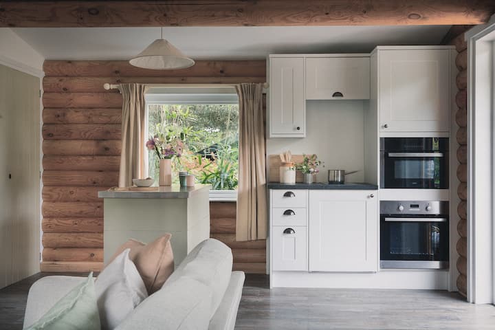 Aspen Log Cabin - Romantic Farm Stay With Hot Tub - Suffolk