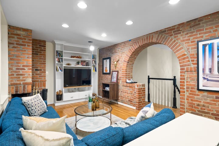 Walk To Capitol Building In Historic Capitol Hill - Washington, D.C.