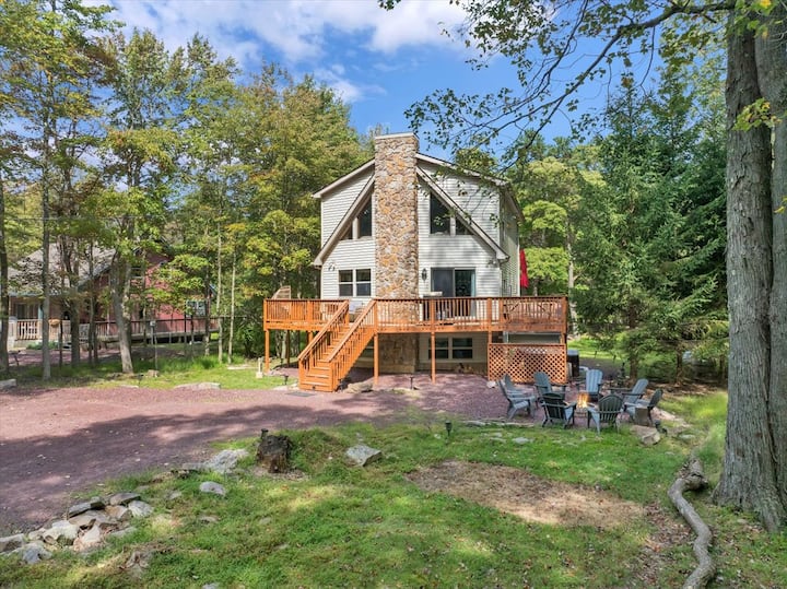 Roomy Chalet-walk2lake/ski Mts/firepit/hotub/games - Pennsylvania