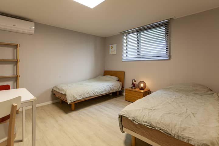 2 Minutes Away From Subway & Hanriver / Cozy House - Seoul