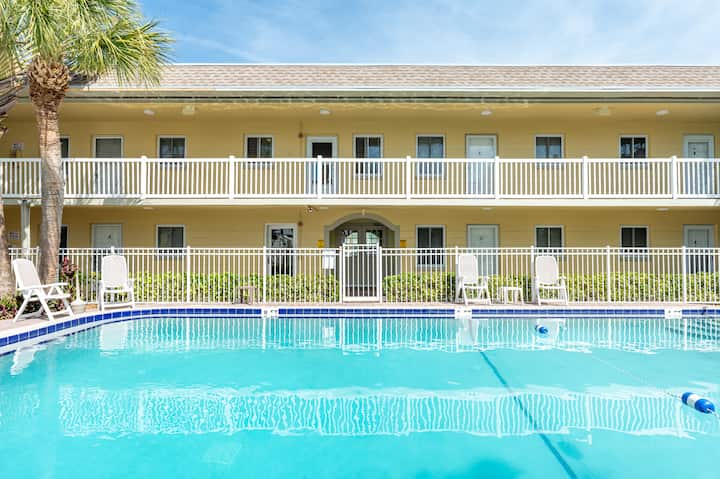 5 Star Renovated Condo 3 Min. Walk To The Beach - St. Pete Beach