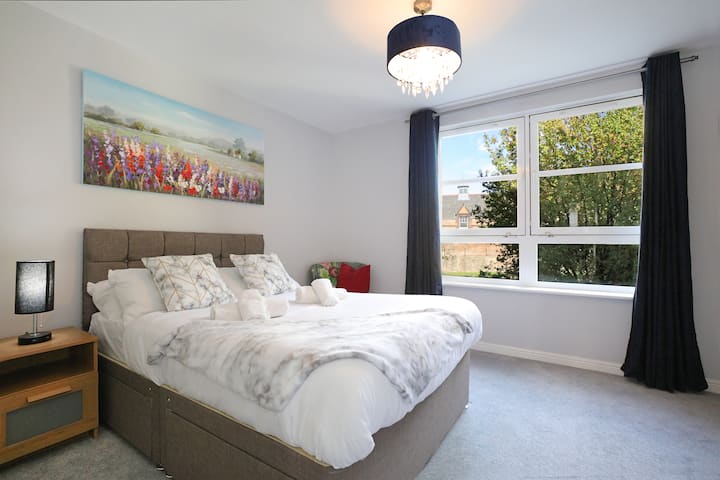 Spacious 4br City Centre Apartment W/ Free Parking - Fife