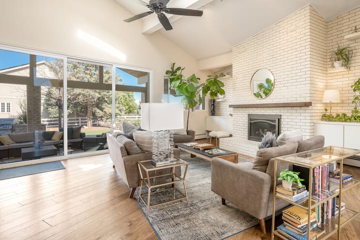Mid-century Escape | Sleeps 22 + Hot Tub & Games - Golden, CO