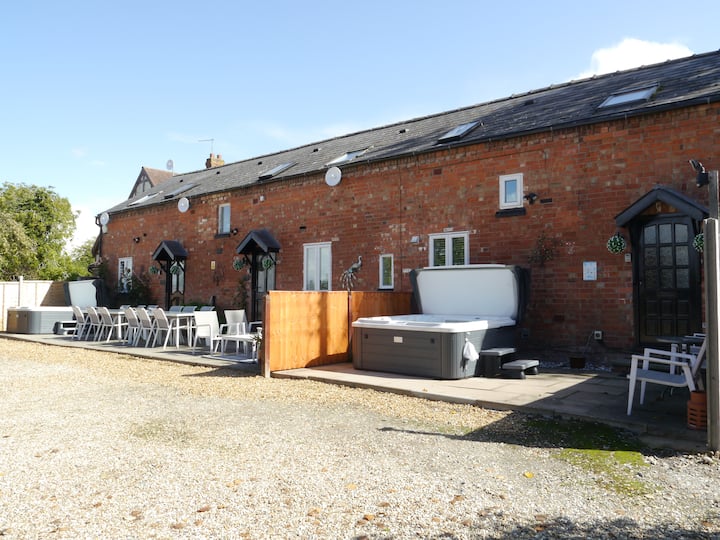 The Shakespeare Lodge - Sleeps To 12 - 2 Hot Tubs! - Worcestershire