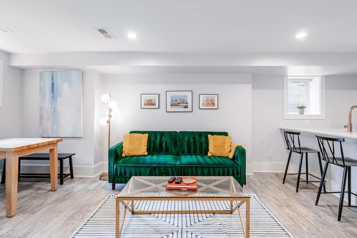 Large Apartment In Charming Neighborhood - Washington, DC