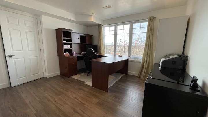 One Bed Walk-out Apt With Office/ Beautiful View - Ottawa