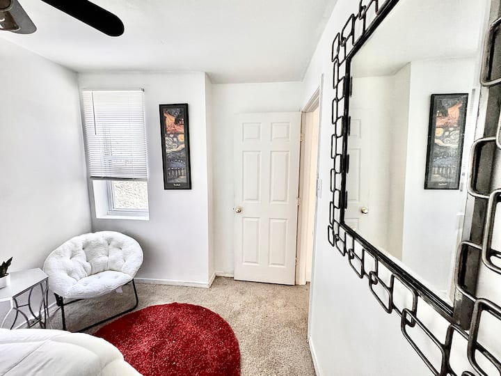 Cozy Private Room In Center City | Jacuzzi & Patio - Philadelphia, PA