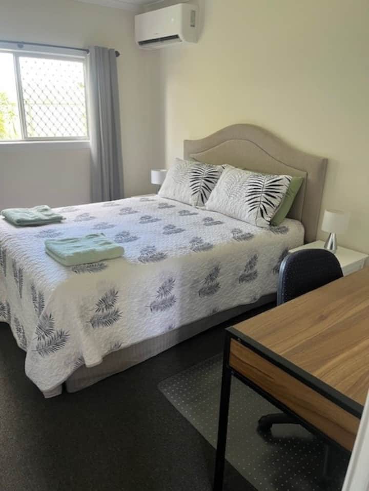 Spacious Room , 55 Inch Tv , Pool,outdoor Area - Rockhampton