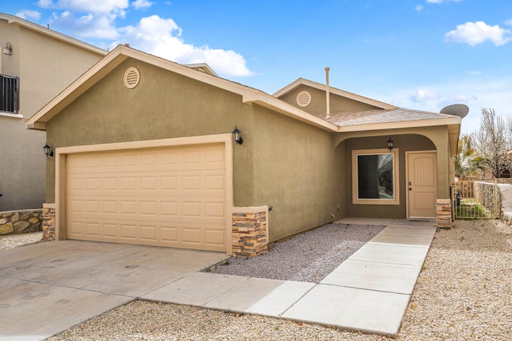 Super Cute East Mesa Home. Wi-fi Included - Las Cruces, NM