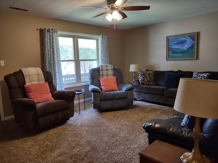 Tilly's House King Bed 4/2/2 Long Driveway - Jonesboro, AR
