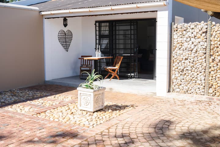 Josephine Studio Cottage & Hot Tub @ Under Oak - Wolseley