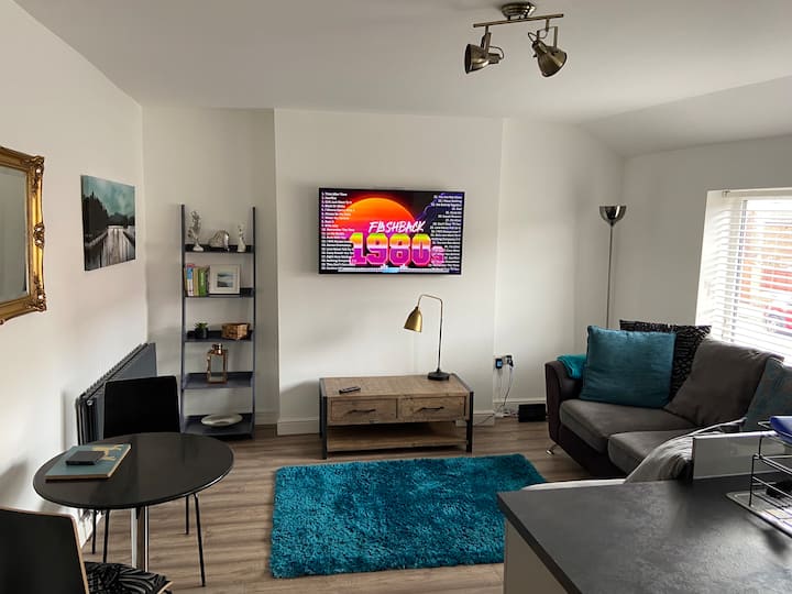 Modern Townhouse Apartment With Private Parking - Chester, UK