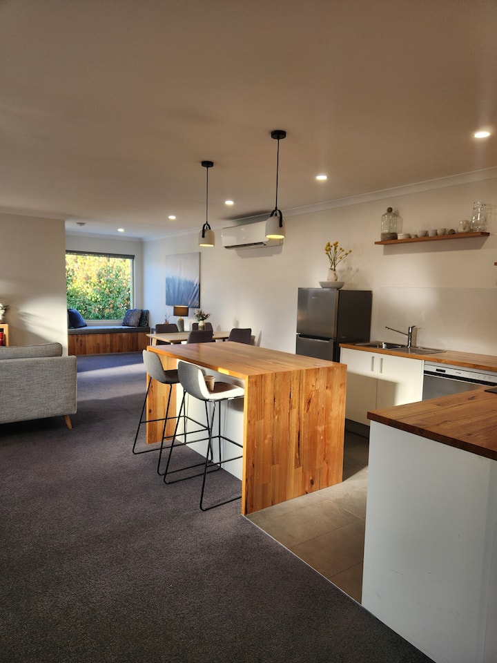 Town Centre Apartment For 2: Mountain Views - Bright