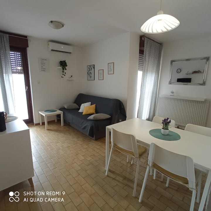 Sunny Apartment With Balcony - Podstrana