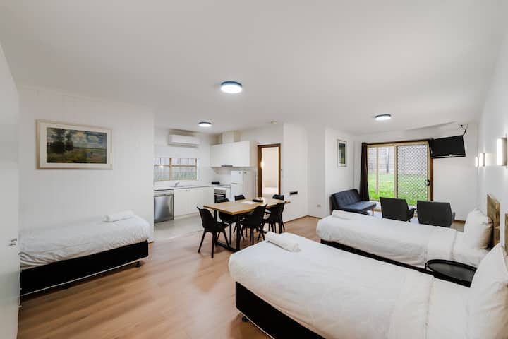 Specious One Bedroom Apartment With Kitchen - Lilydale