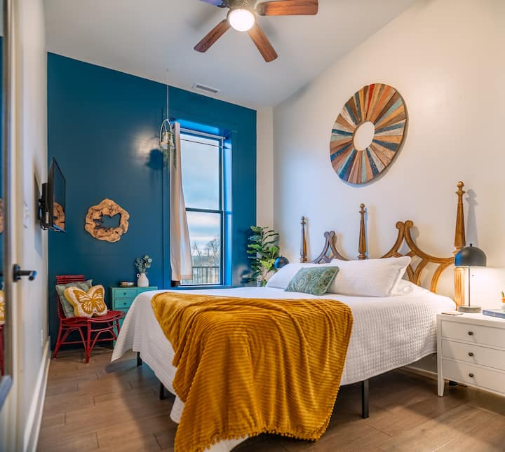 Stylish Getaway: Kitchen, Spa, Sleeps 6, Rooftop - Chattanooga, TN