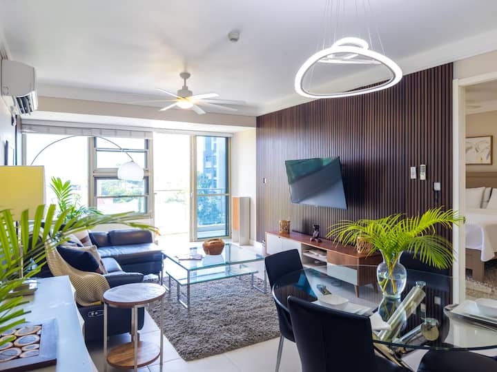 Elevated Living-central Modern Apt W/pool - Kingston