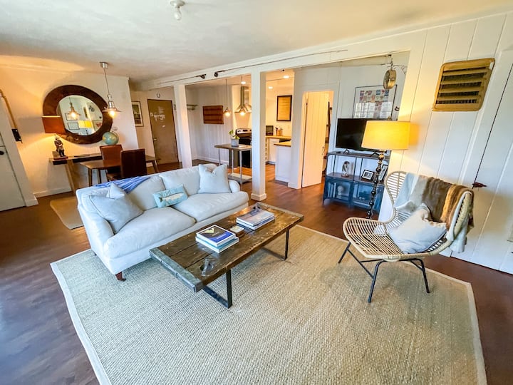 Cozy & Tranquil Lakeside Retreat - Bridgeport, CT