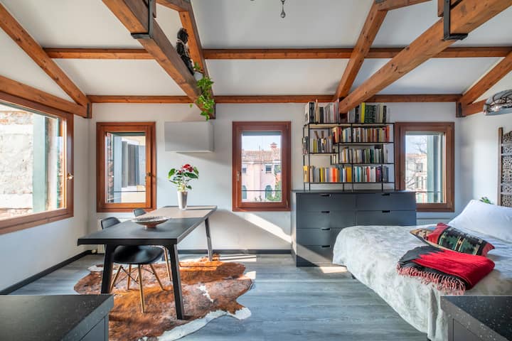 Central Modern Loft | Rooftop Patio, Full Kitchen - Venice