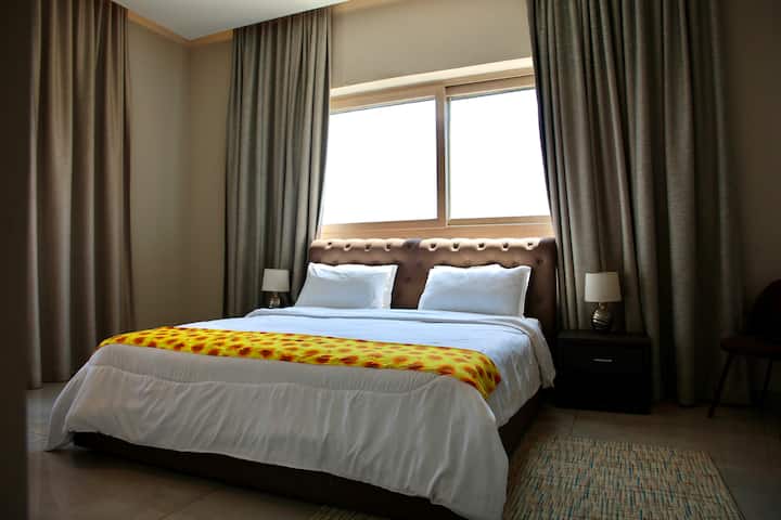 Luxury 1br: Rooftop Pool, Hot Tub & City Views - Ghana