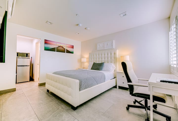 Chic Studio Escape | Steps To Beach, Fast Wifi - Orange County, CA