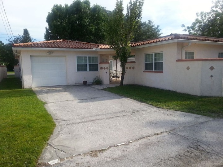 St. Petersburg Romantic Vacation Guest House, Monthly Or Less - St. Petersburg, FL