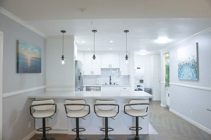 Gorgeous, 2 Bed/2 Bed Tranquil Beach Hideaway - Newport Beach, CA