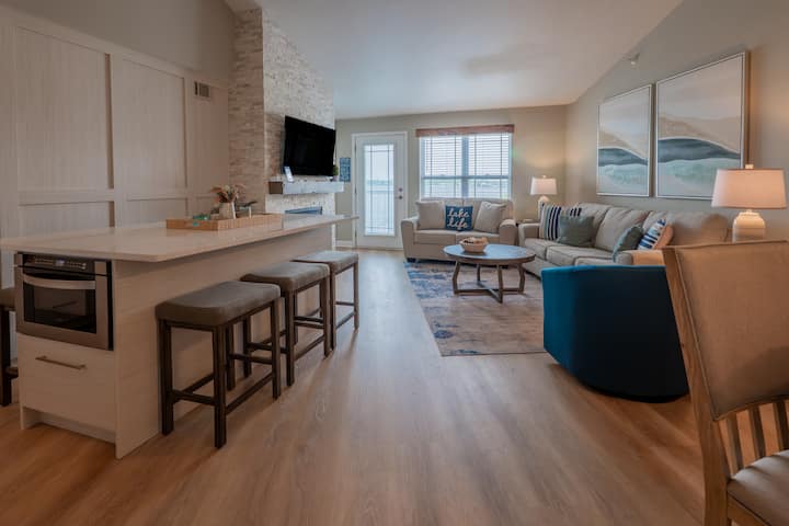 313- 2 Bed/2 Bath Lake View Condo Suite - Lake Geneva, WI
